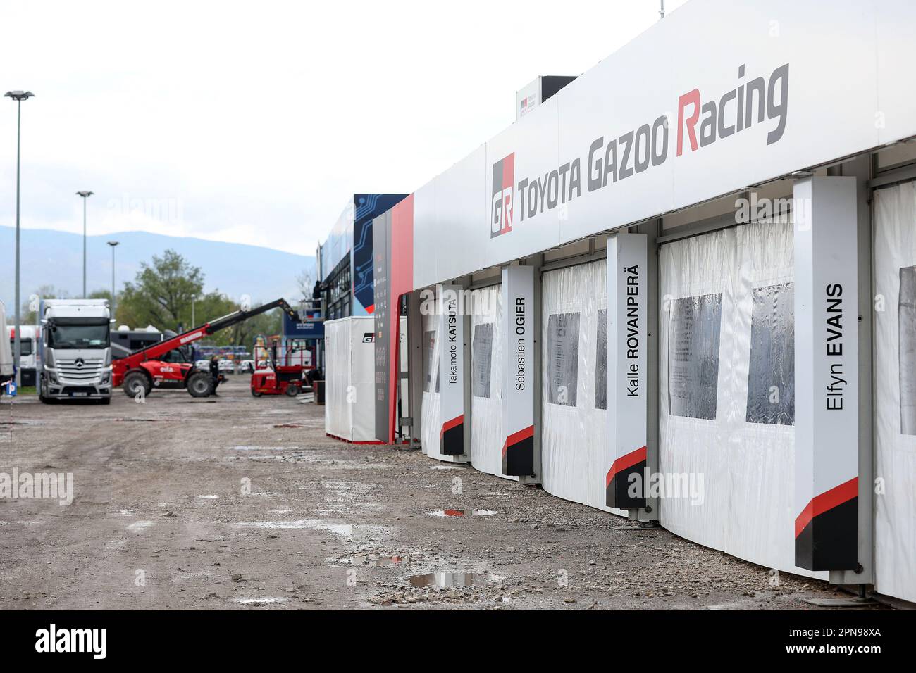 Preparations and installation of the service park at the Zagrebacki ...