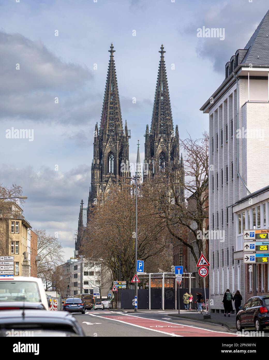 Cologne Cathedral rising above city skyline on a bright spring day ...