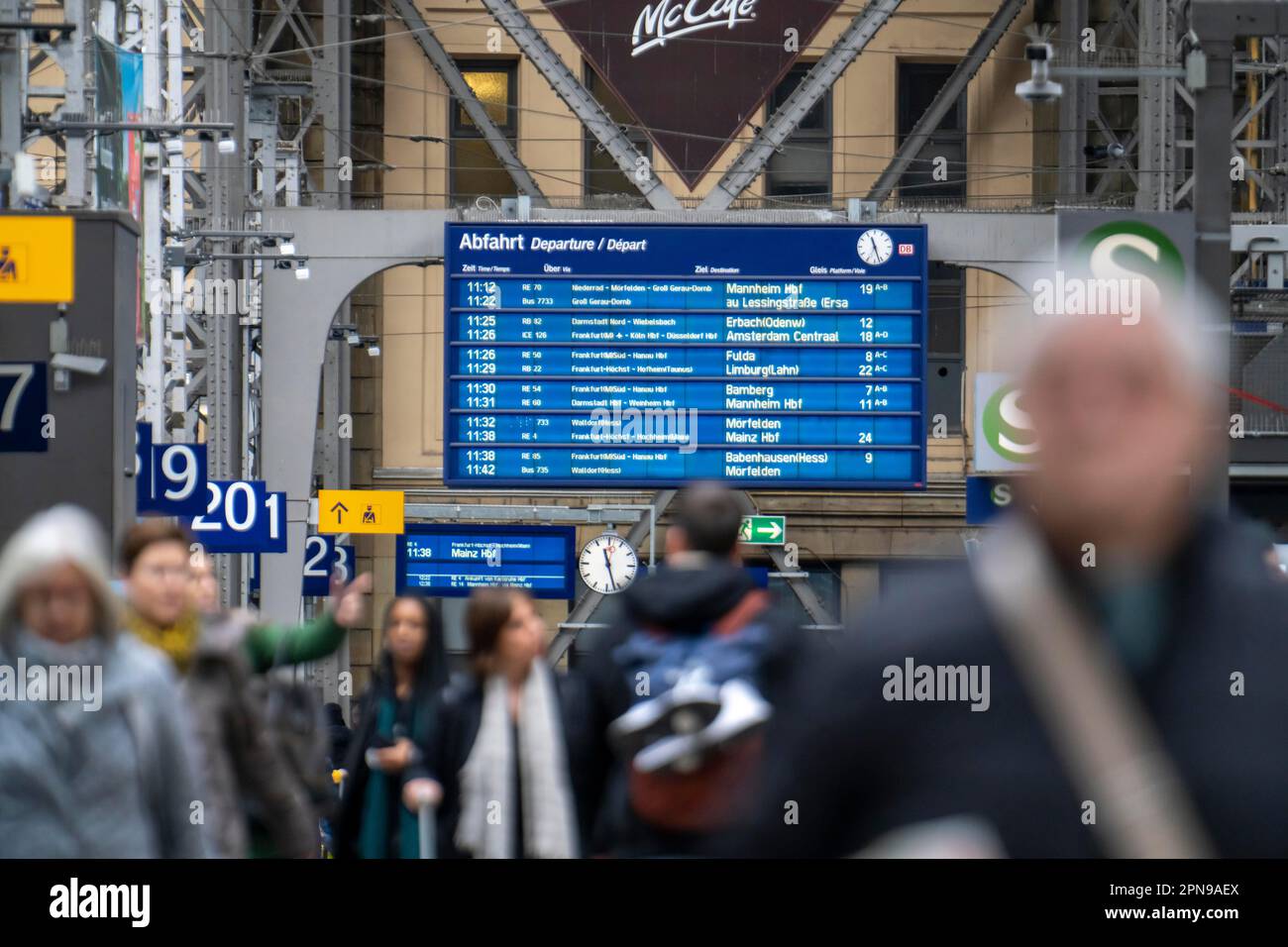 Station hall, display board, timetable, travellers in the main station ...