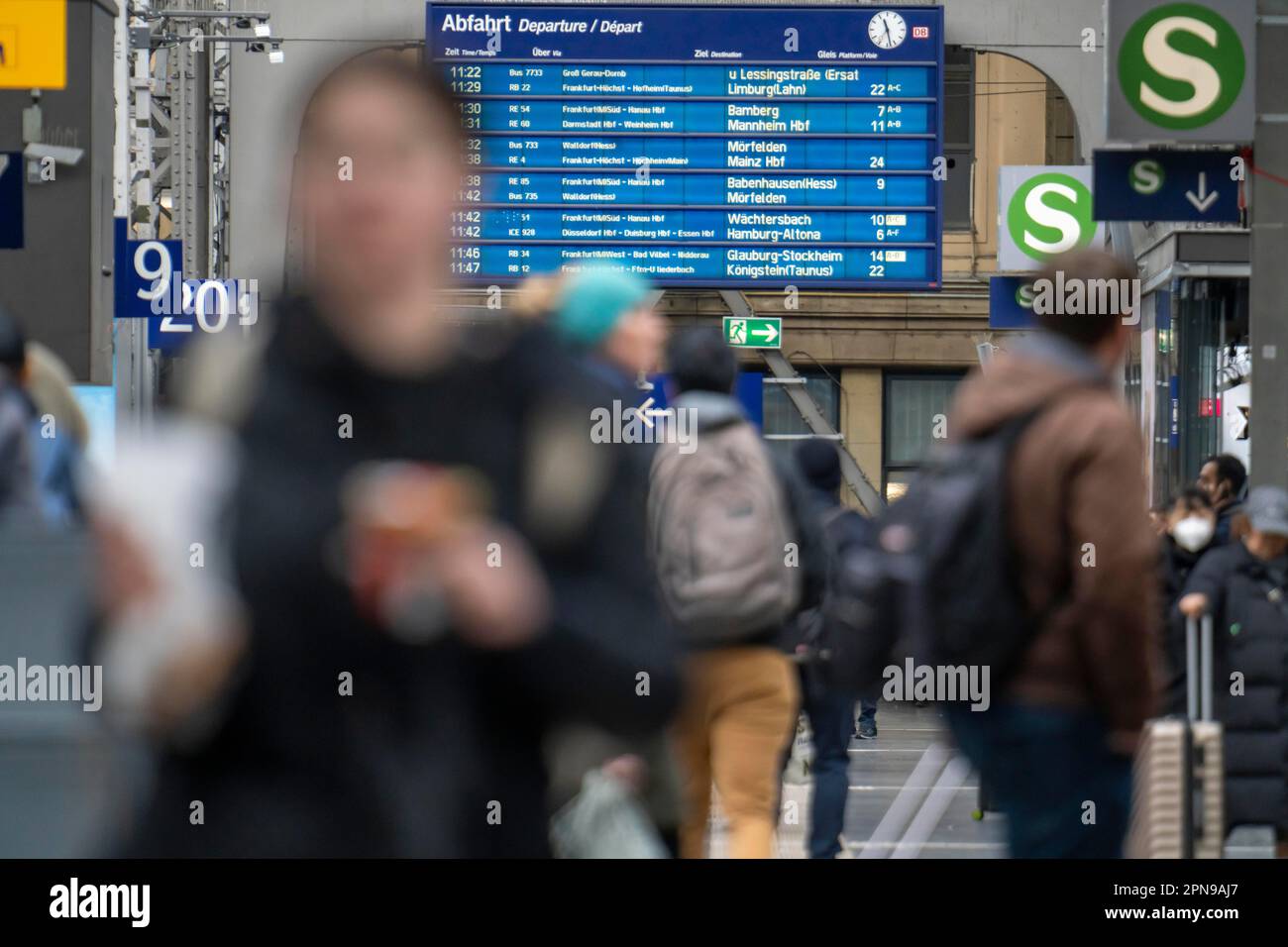 Station hall, display board, timetable, travellers in the main station ...