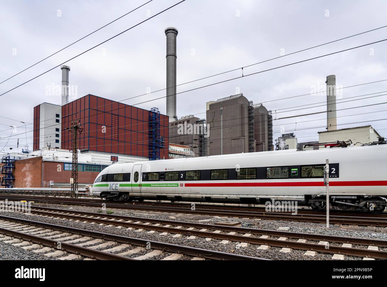 Mainova Heizkraftwerk West, burns coal and natural gas to produce ...