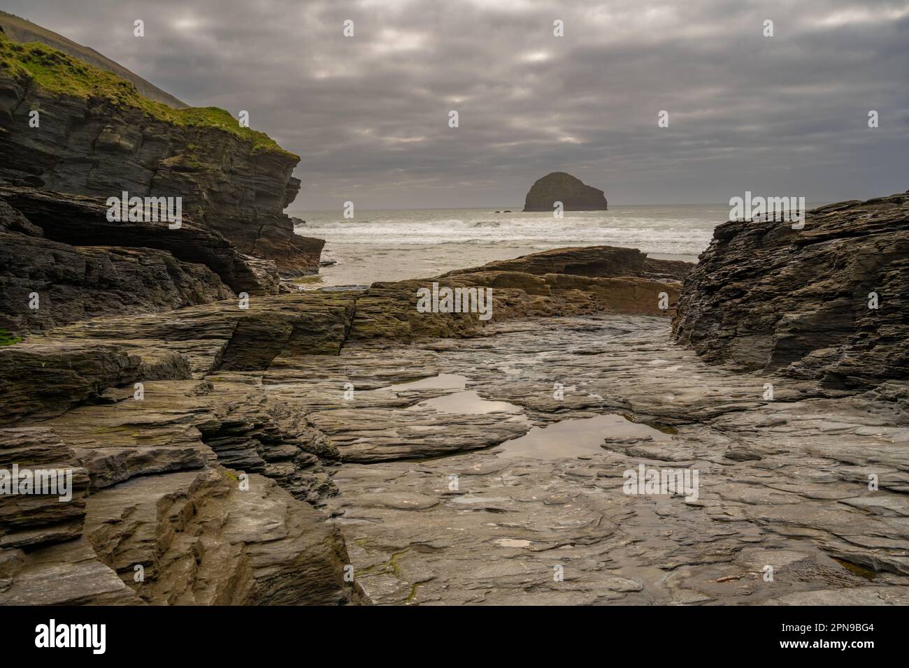 Looking out from Trebarwith Strand in Cornwal towards Gull Island Stock ...
