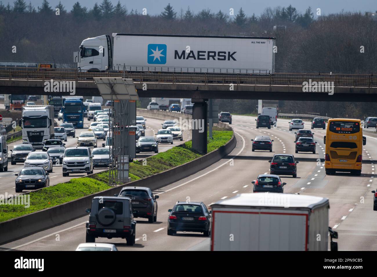 A5 motorway, cars and lorries on the carriageways, at the Frankfurter ...