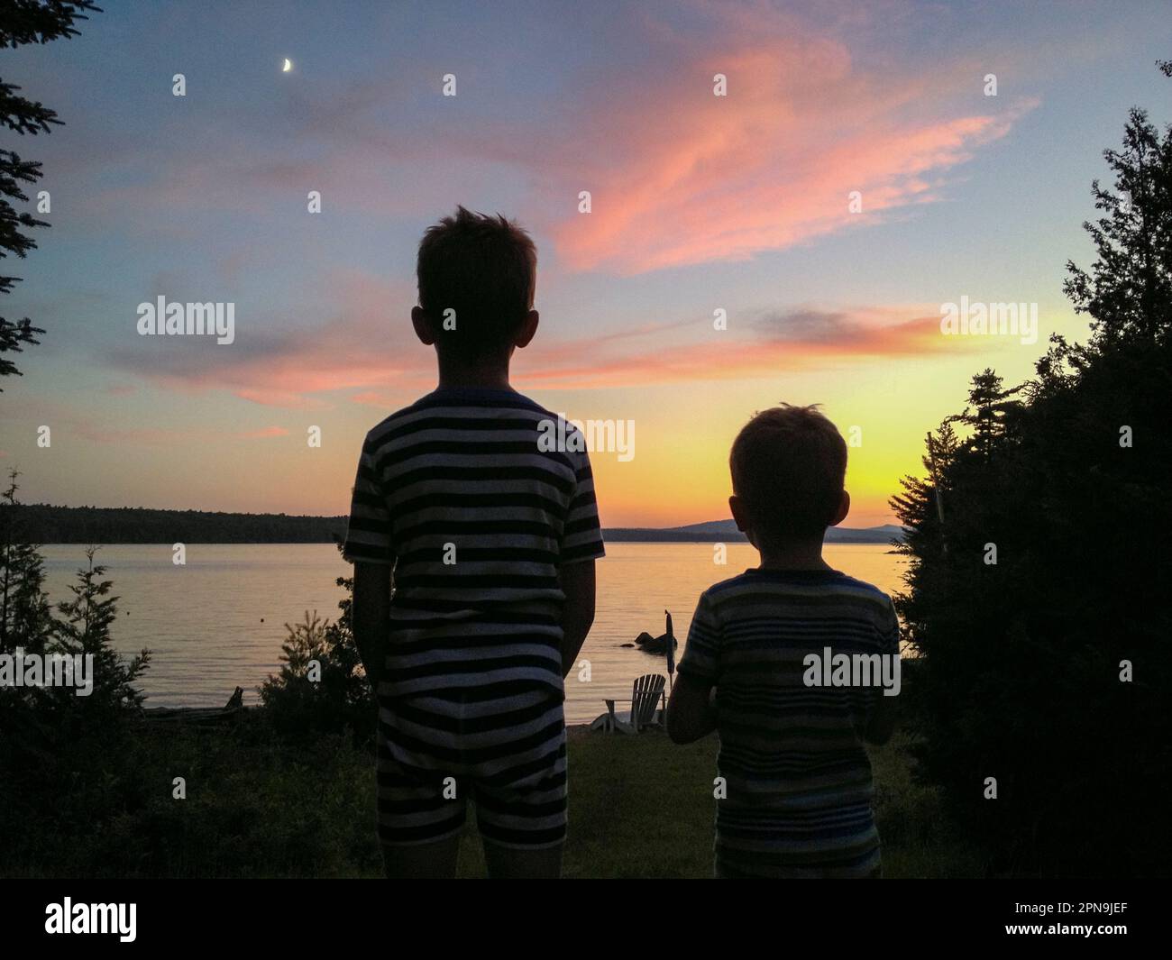 Two children rear view hi-res stock photography and images - Alamy