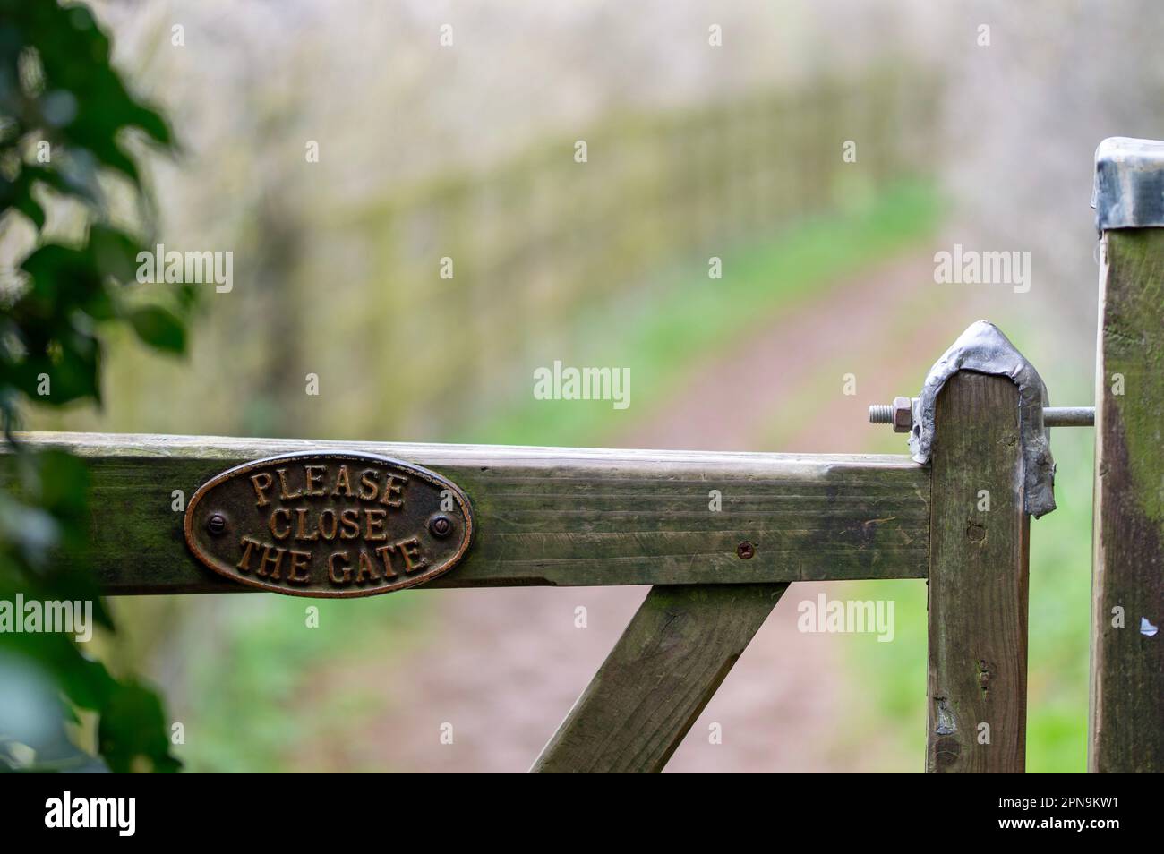 "Please close the gate" sign on a country gate Stock Photo - Alamy