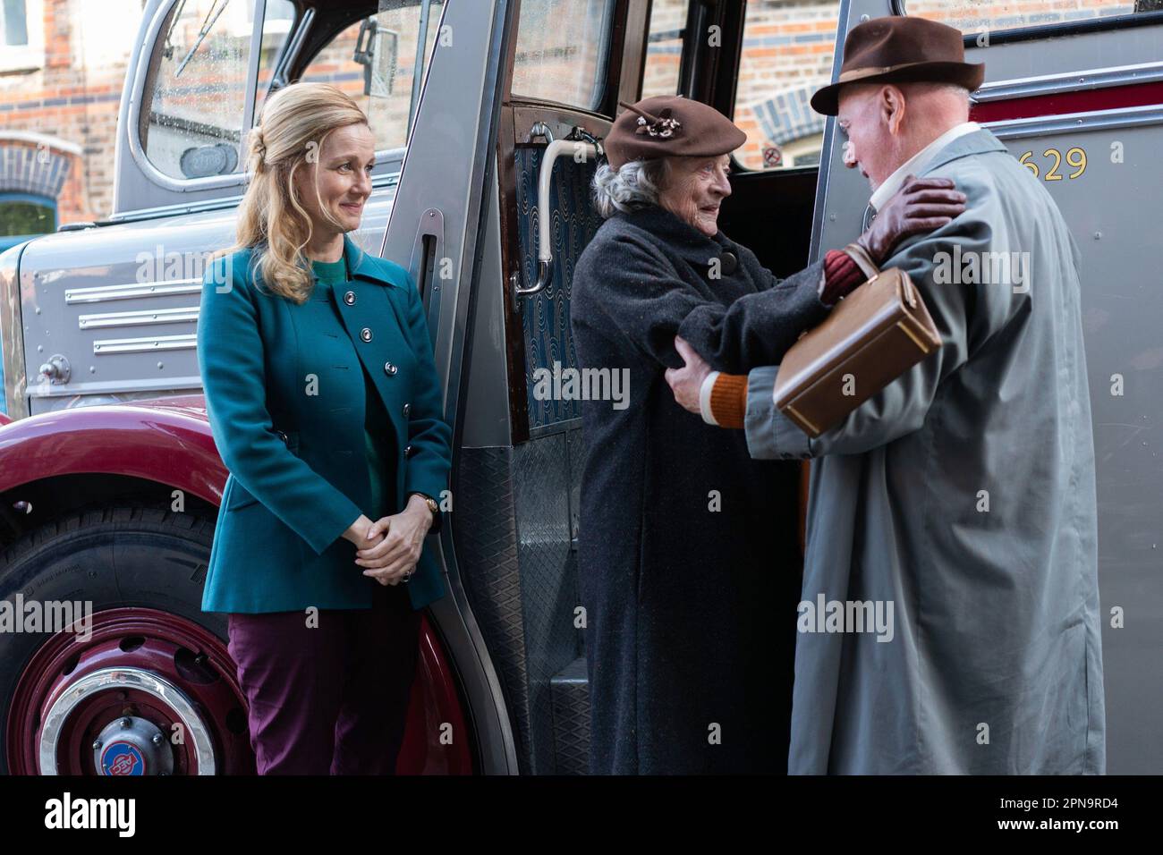 THE MIRACLE CLUB, Laura Linney (left), Maggie Smith (center), 2023. ph ...