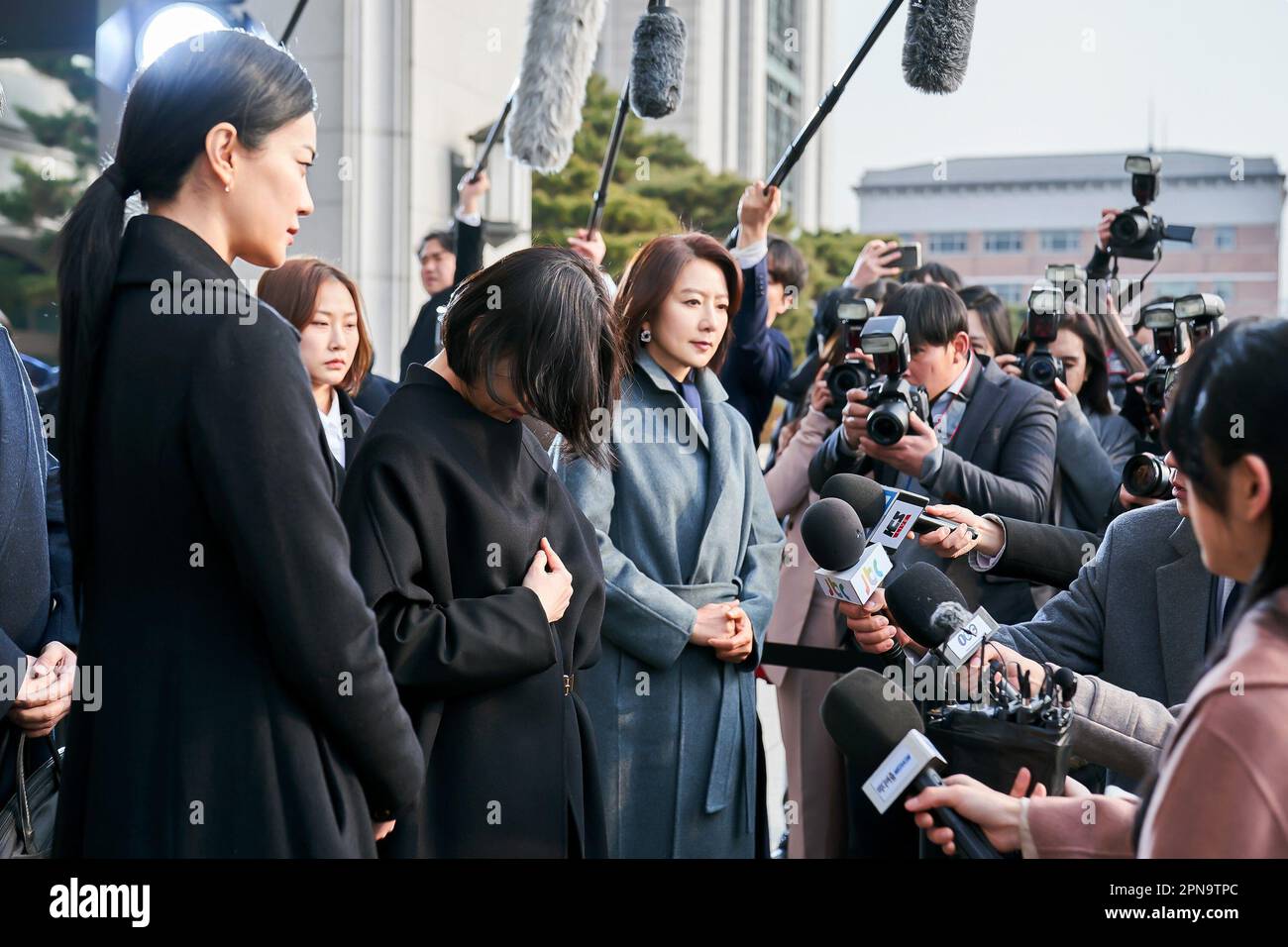 QUEENMAKER, (aka KWINMEIKEO), KIM Hee-ae (center), (Season 1, ep. 101, aired April 14, 2023 ...