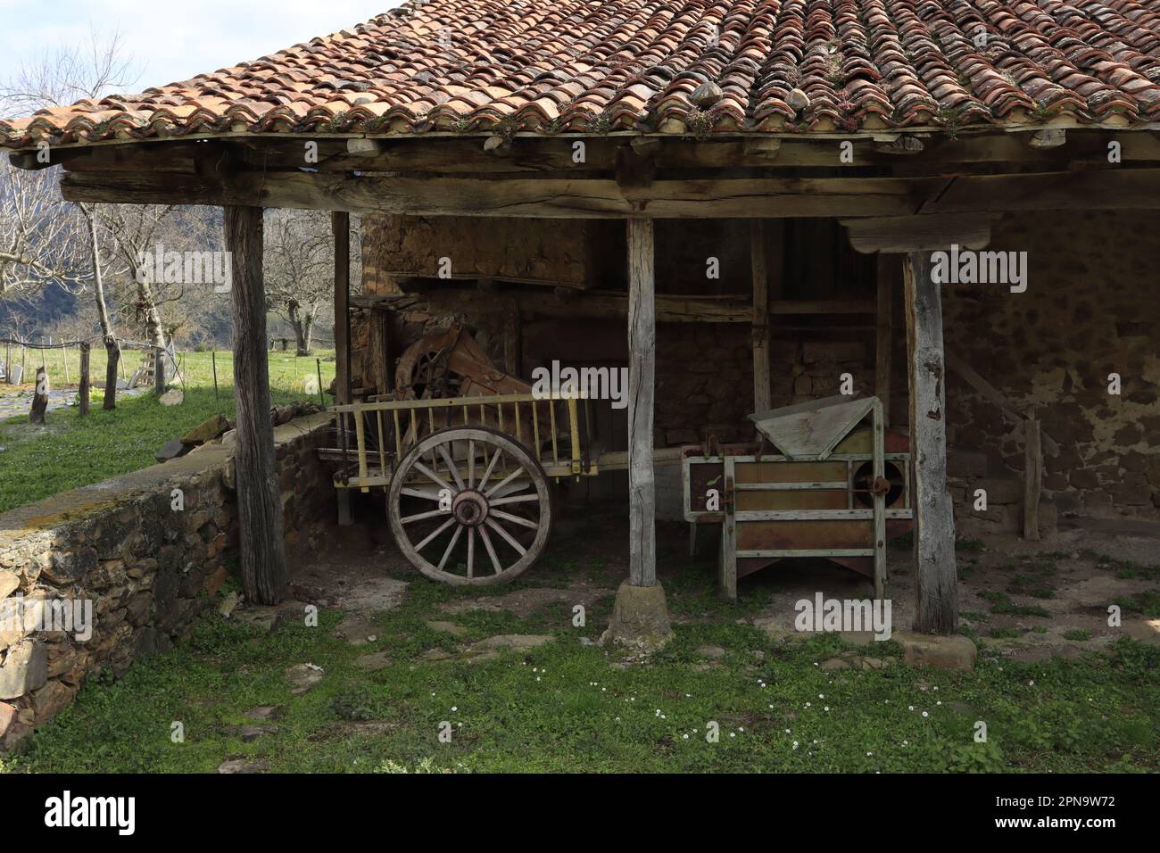 Ruedas de madera hi-res stock photography and images - Alamy