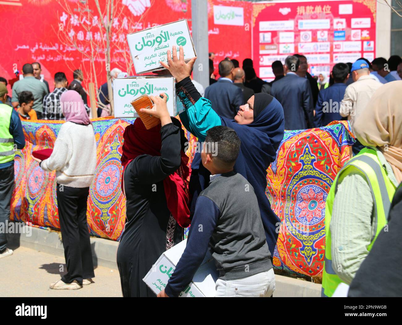 Cairo, Egypt. 16th Apr, 2023. People receive boxes of donated food ...