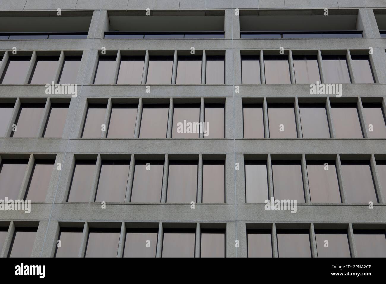 Bank building exterior day hi-res stock photography and images - Alamy