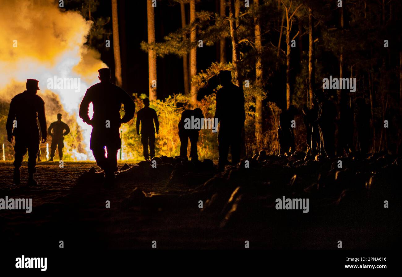 U.S. Marine Corps recruits with Mike Company, 3rd Recruit Training ...