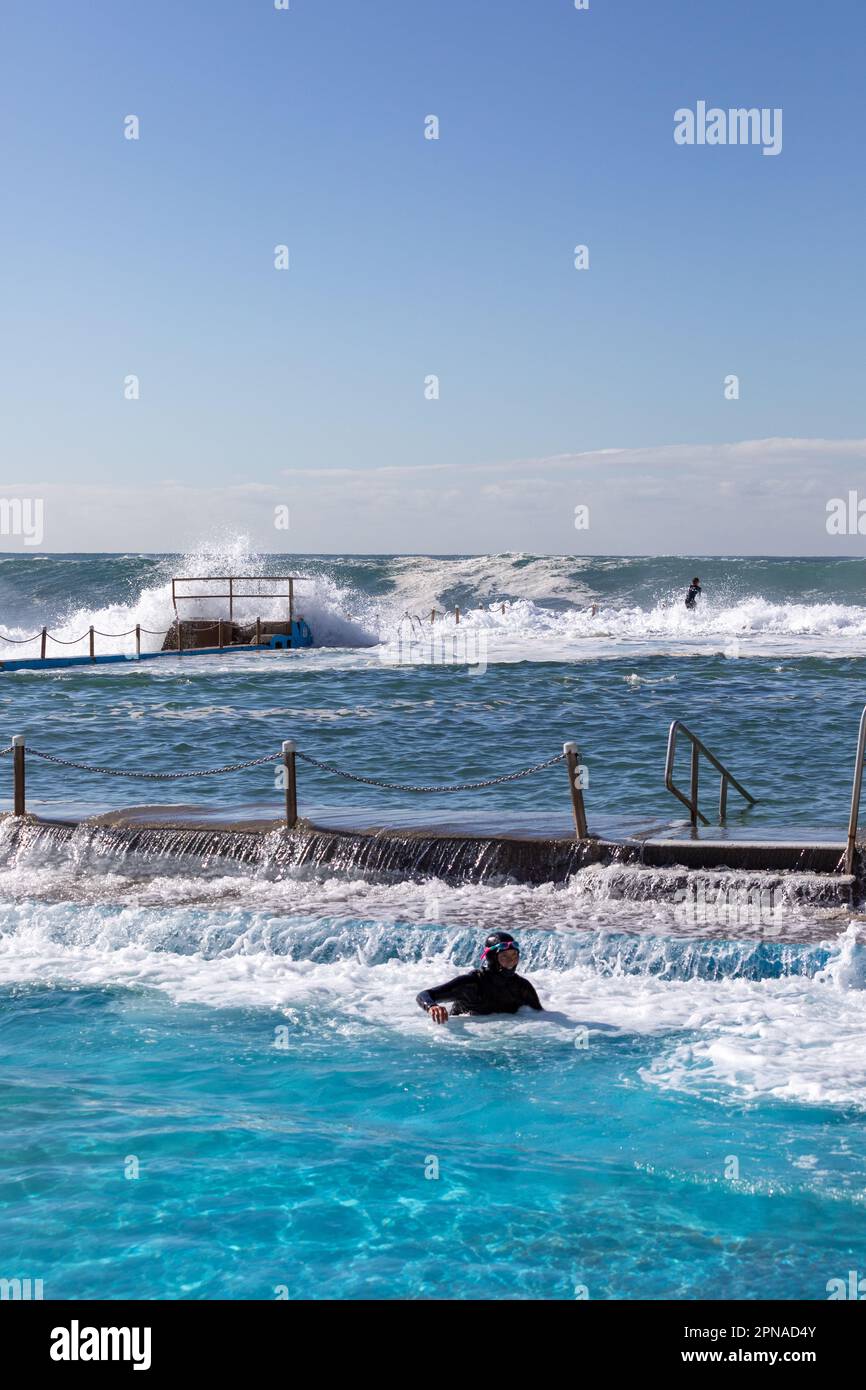 Waves crashing over Dee Why Beach Rockpools, ocean swimming pools Stock ...