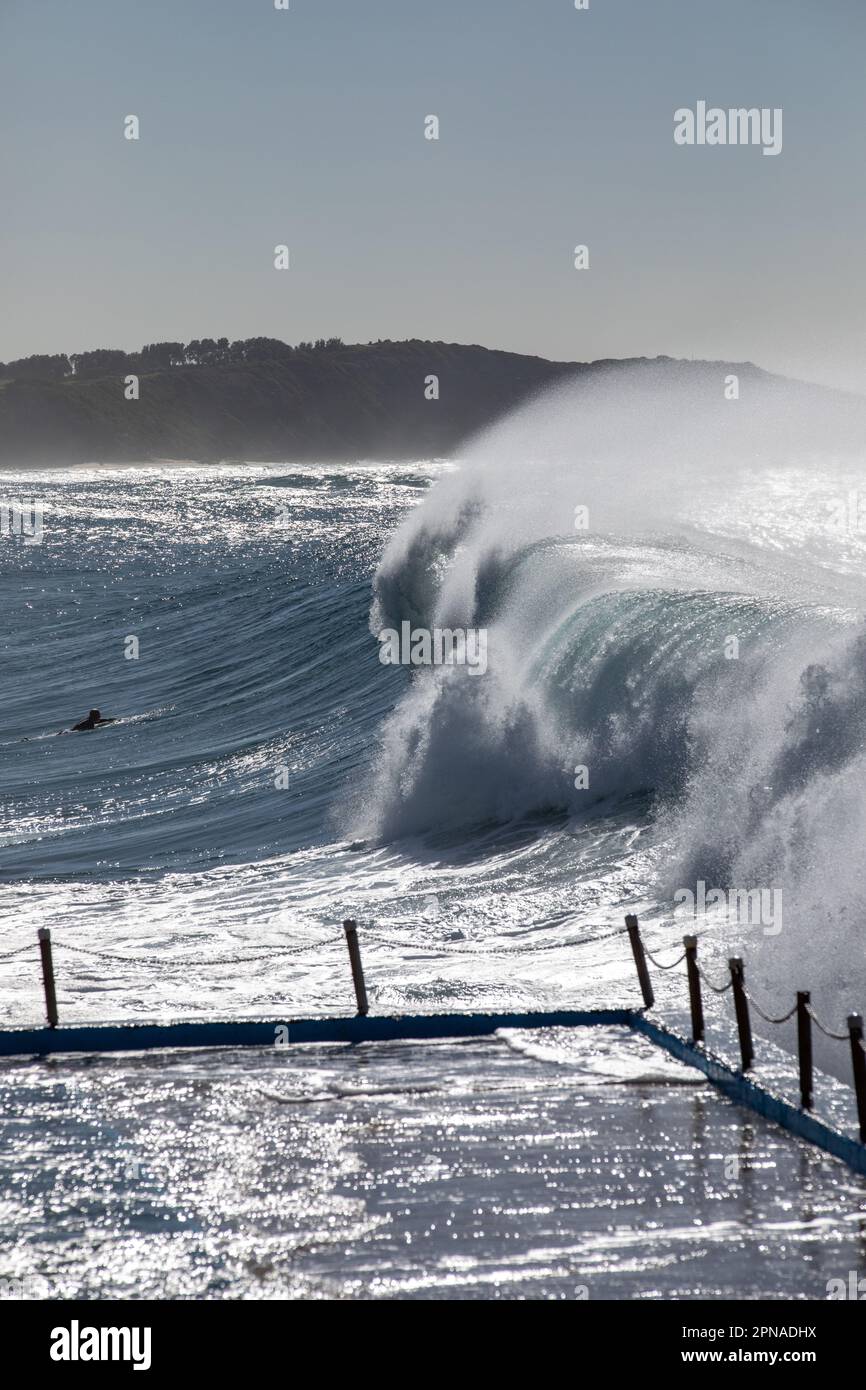 Waves crashing over Dee Why Beach Rockpools, ocean swimming pools Stock ...