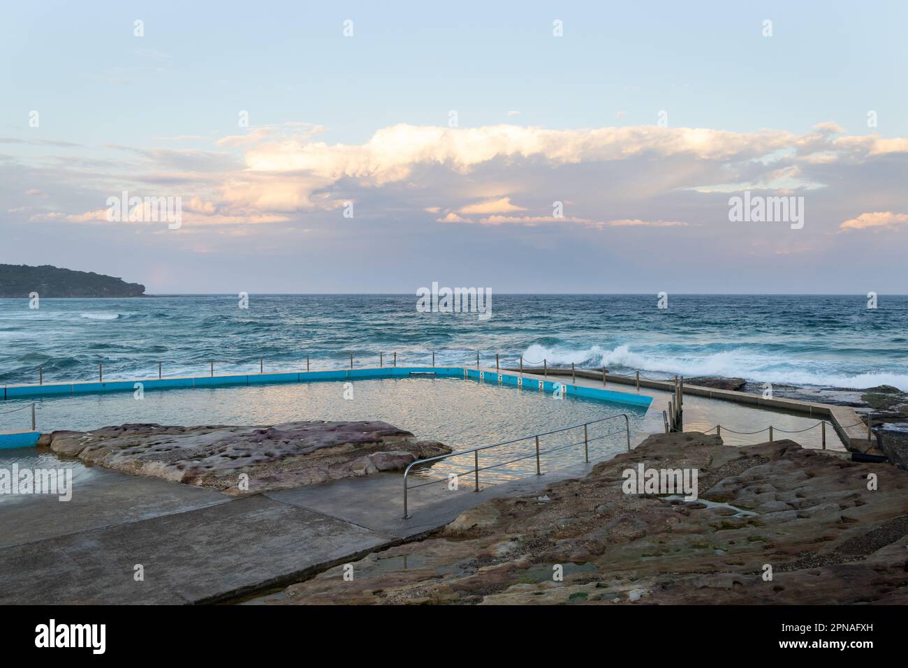 Golden hour at South Curl Curl rock pools, ocean swimming pools Stock ...