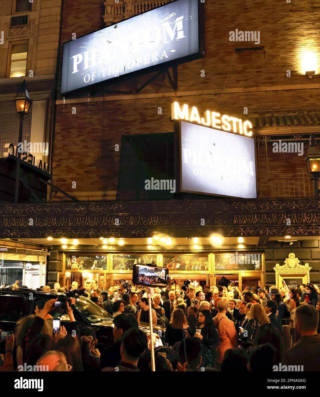 The crowd of the audience remained in front of the theater of 'The ...