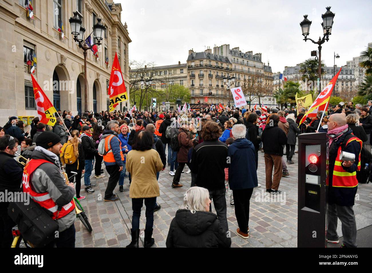Paris, France. 17th Apr, 2023. Demonstrators take part in a pan-banging ...