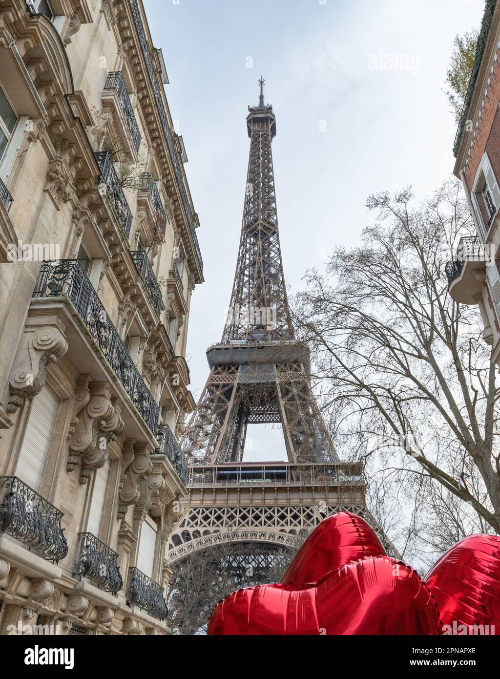 heart-shaped balloons in front of the eiffel tower on Paris Stock Photo ...