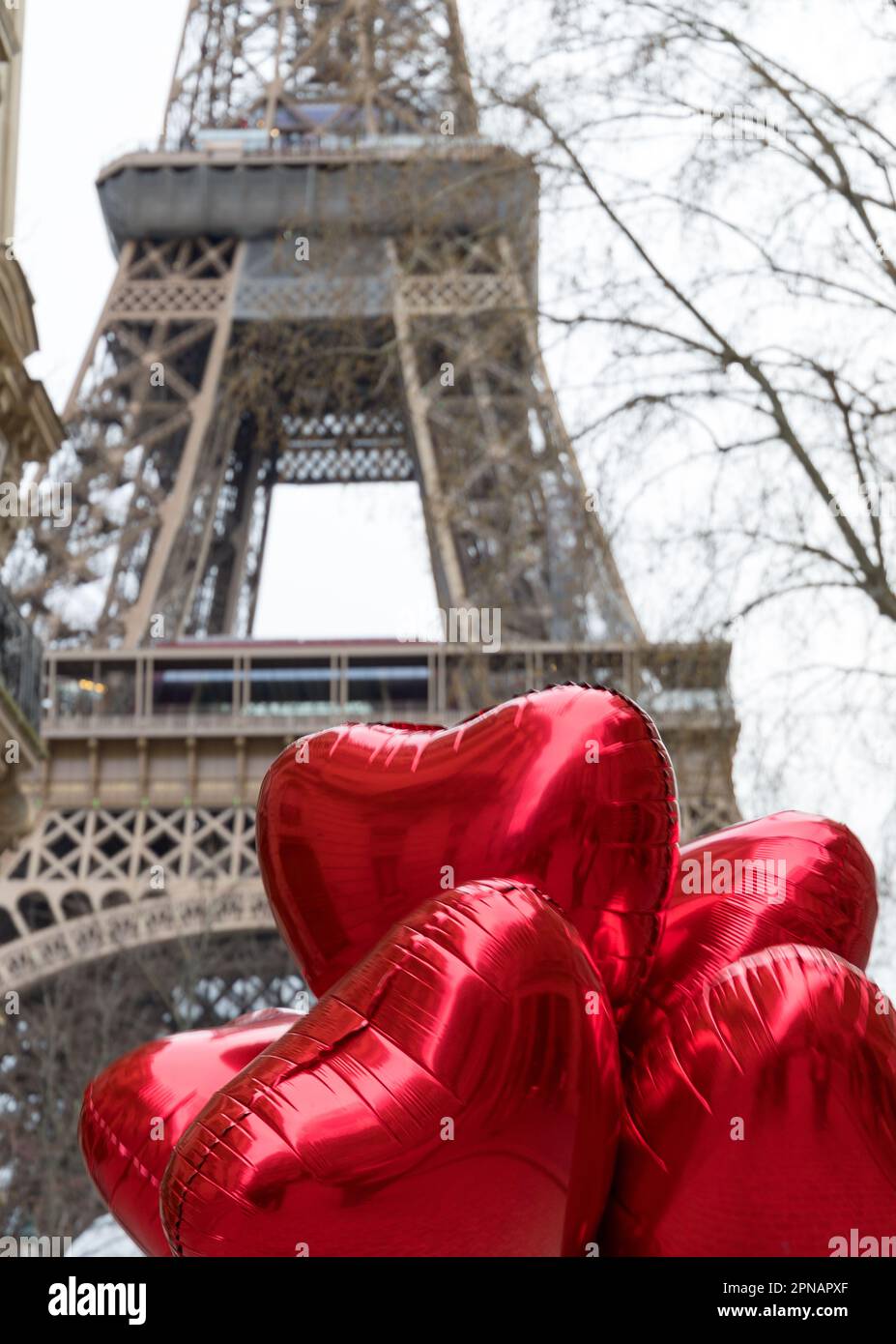 heart-shaped balloons in front of the eiffel tower on Paris Stock Photo ...