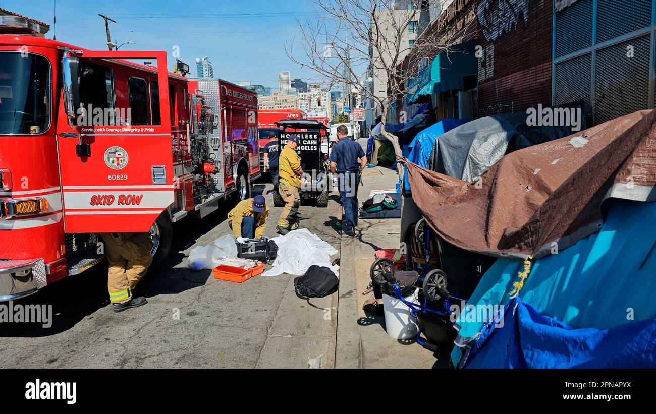 Los Angeles Fire Department paramedics cover up a body after ...