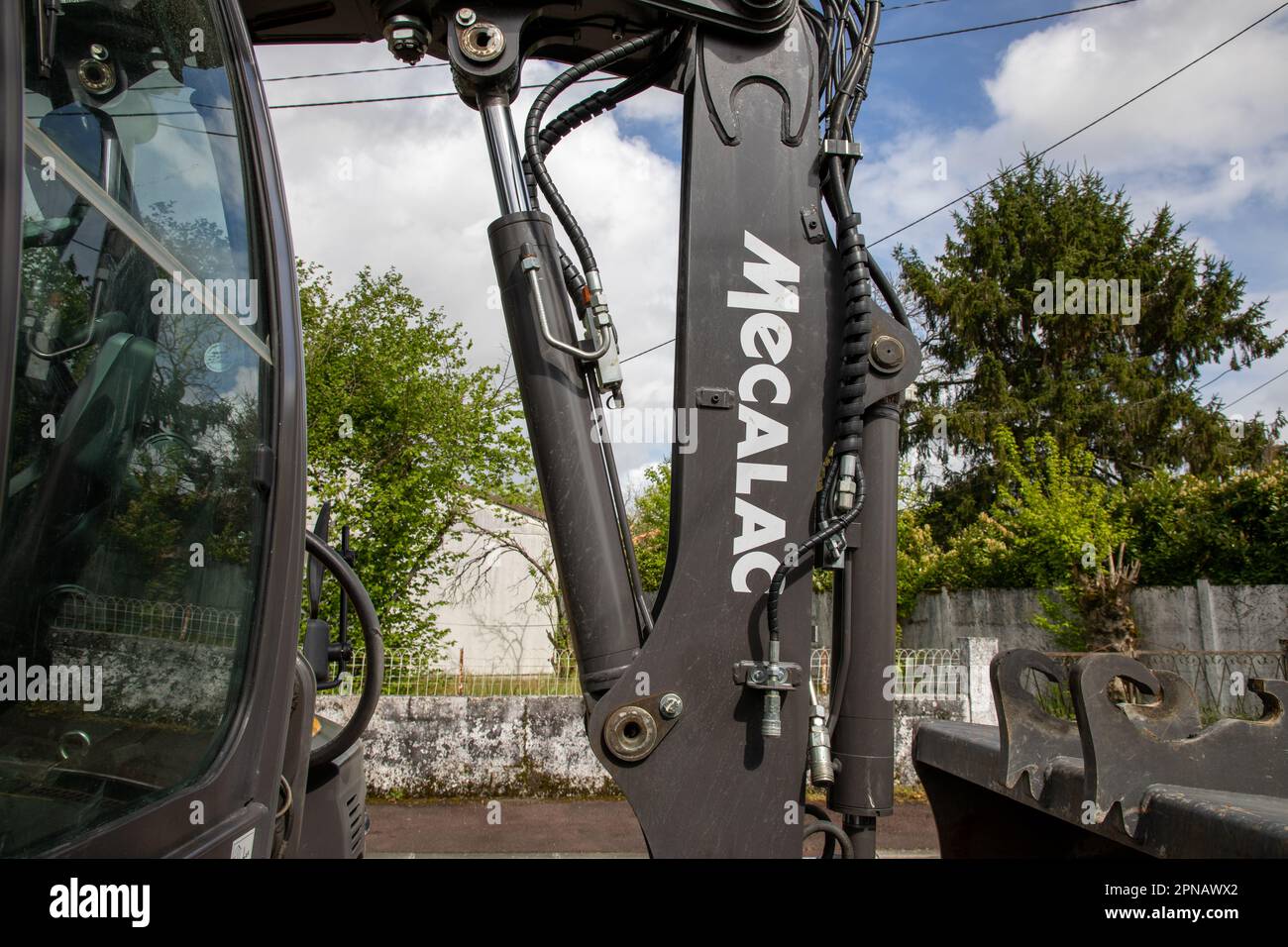 Demolition logo hi-res stock photography and images - Alamy