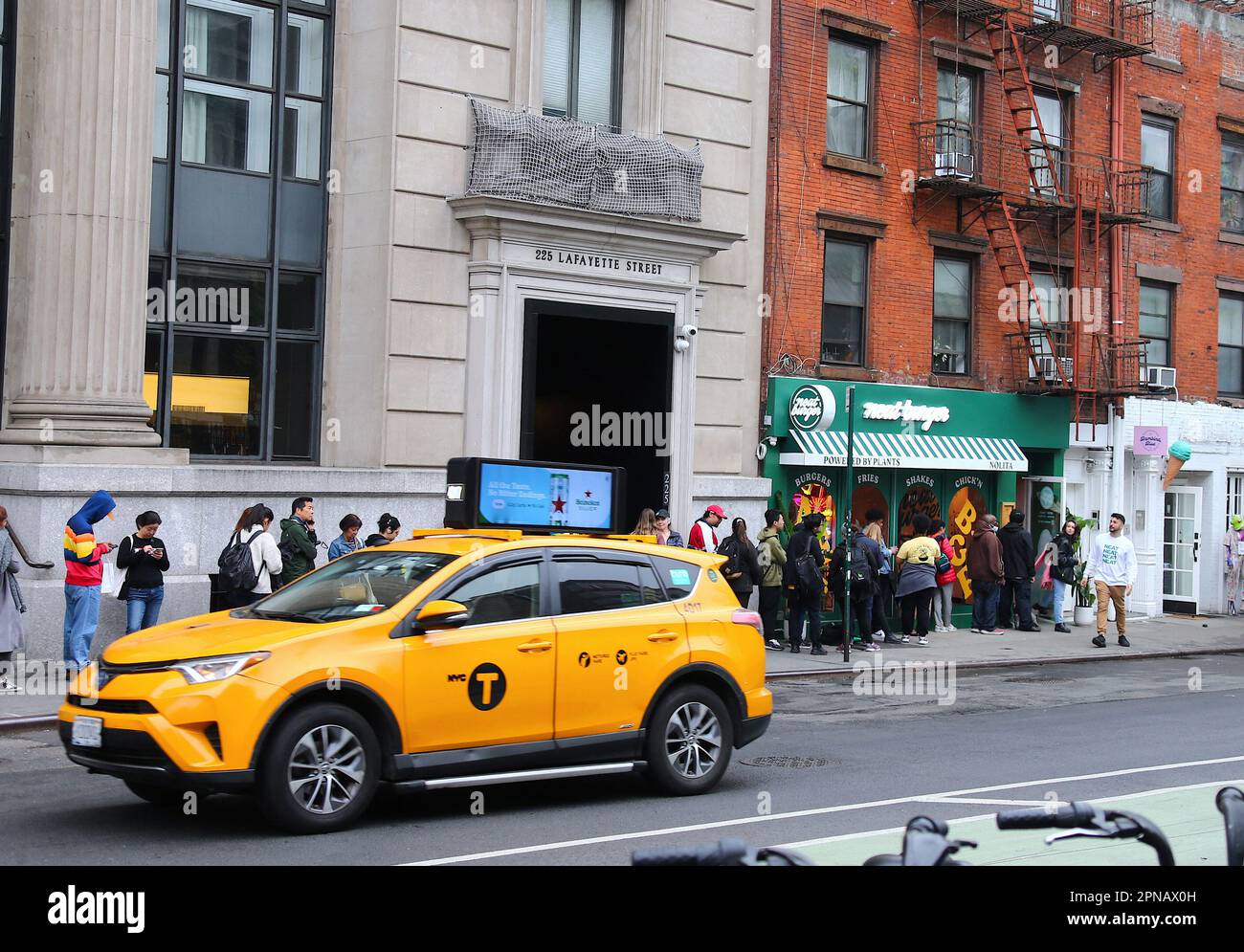 Lewis hamilton burger hi-res stock photography and images - Alamy