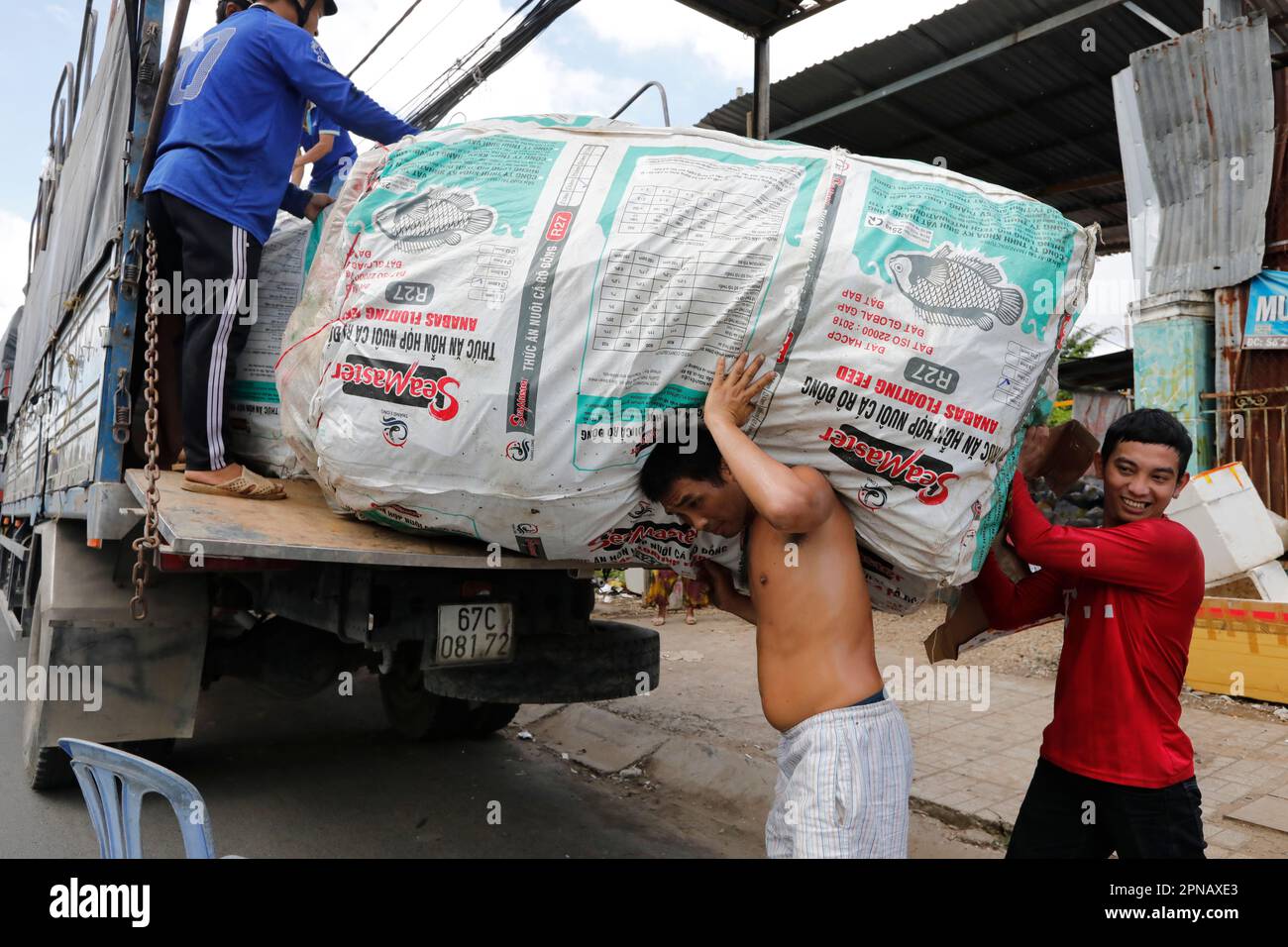 Manual worker carrying heavy load hi-res stock photography and images ...