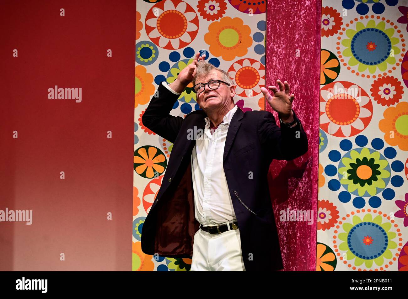 Carsten Linke in dem Bühnenstück HERRICHT & PREIL IM HOPPEGARTEN von ...