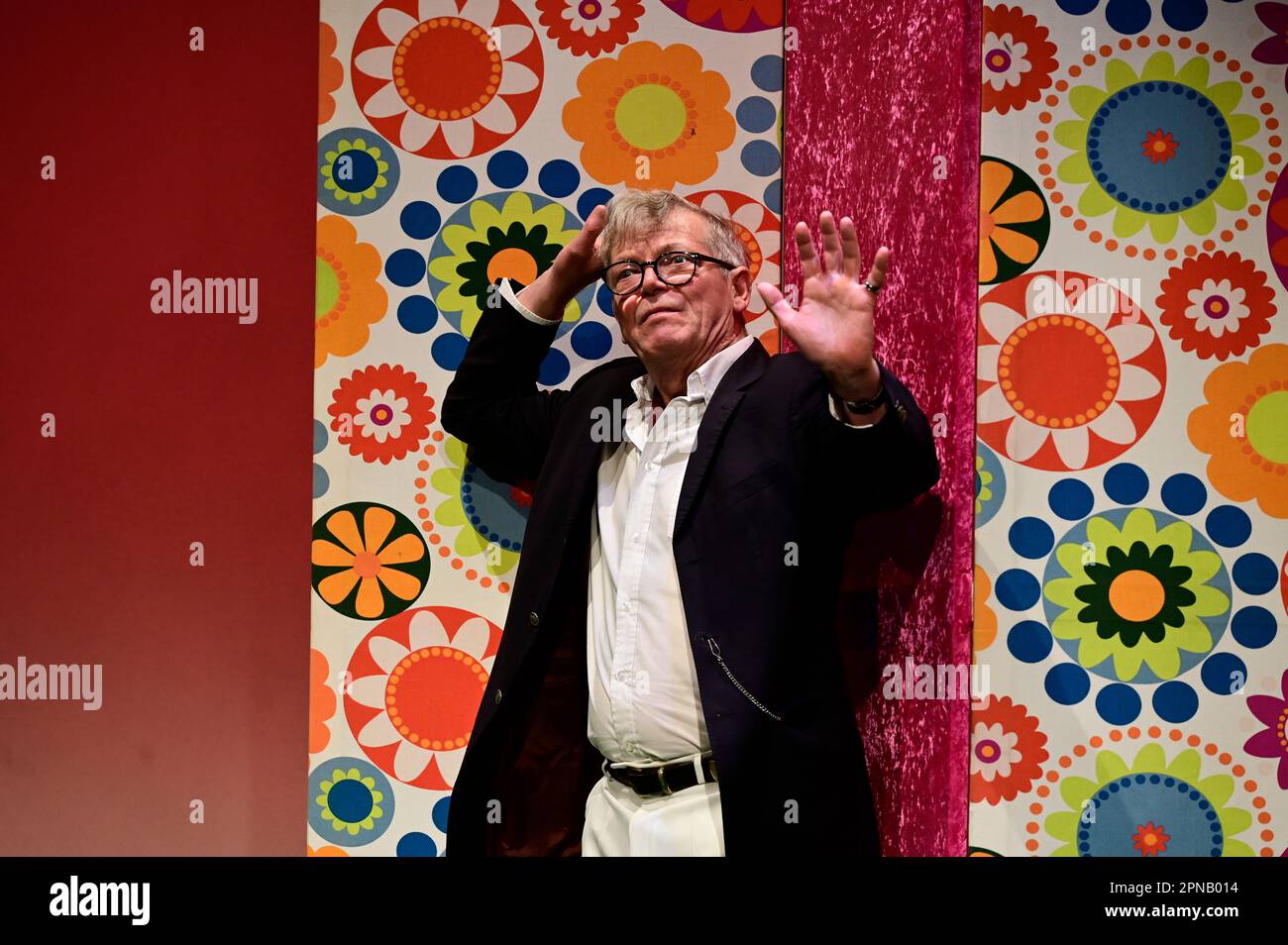 Carsten Linke in dem Bühnenstück HERRICHT & PREIL IM HOPPEGARTEN von ...