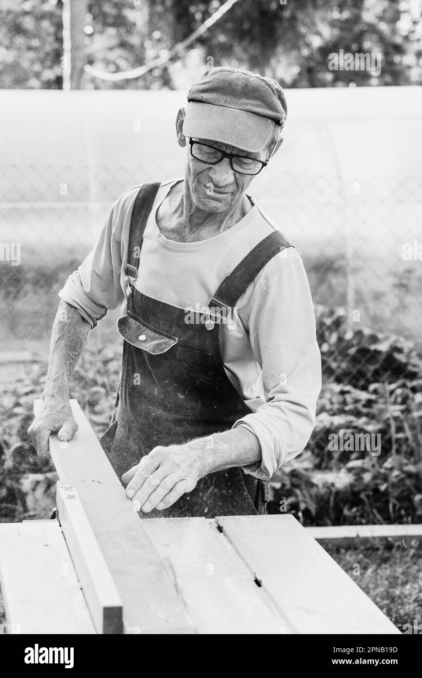 Professional carpenter man in Black and White Stock Photos & Images - Alamy