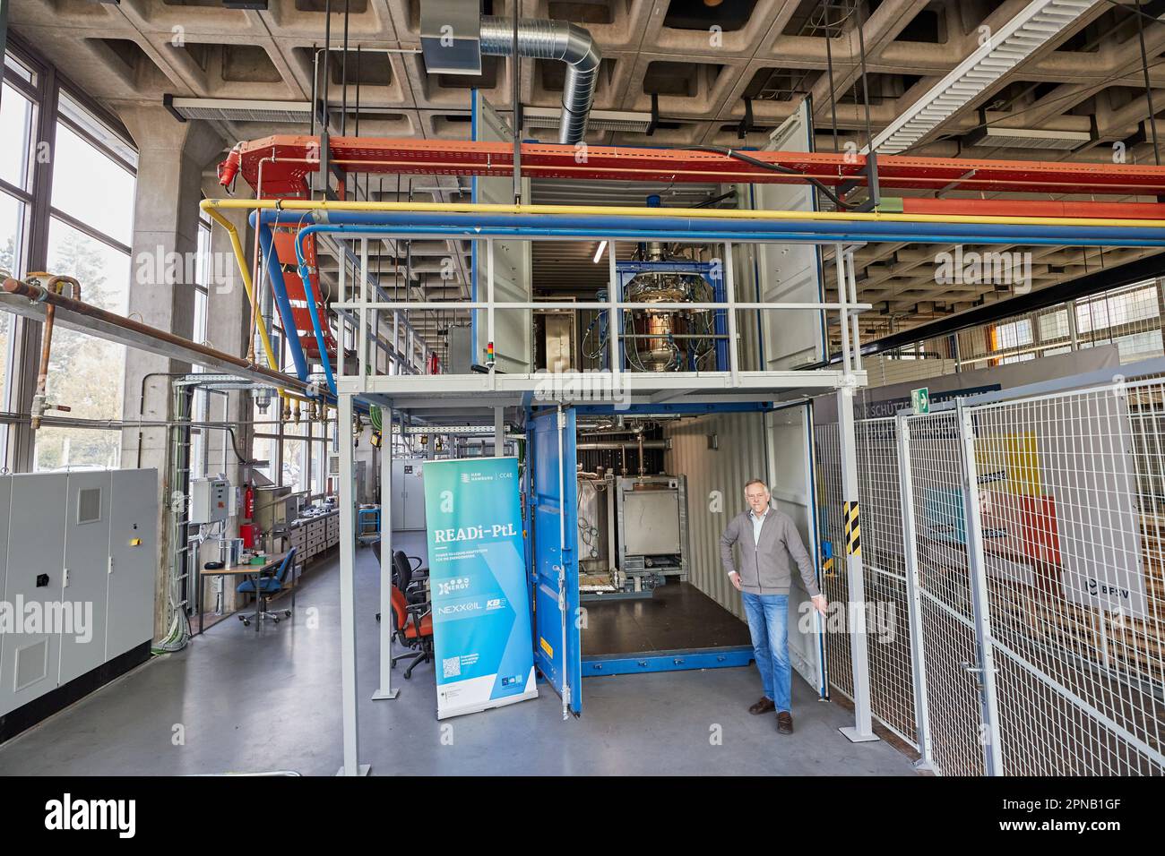 PRODUCTION - 05 April 2023, Hamburg: Thomas Willner, process engineer ...