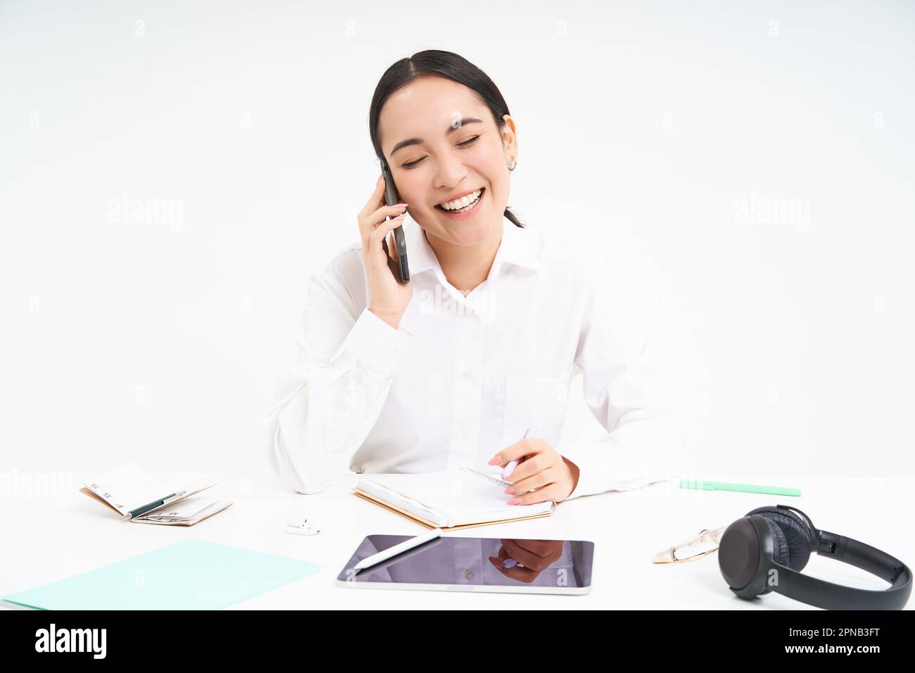 Portrait of smiling woman entrepreneur talking with her client on ...