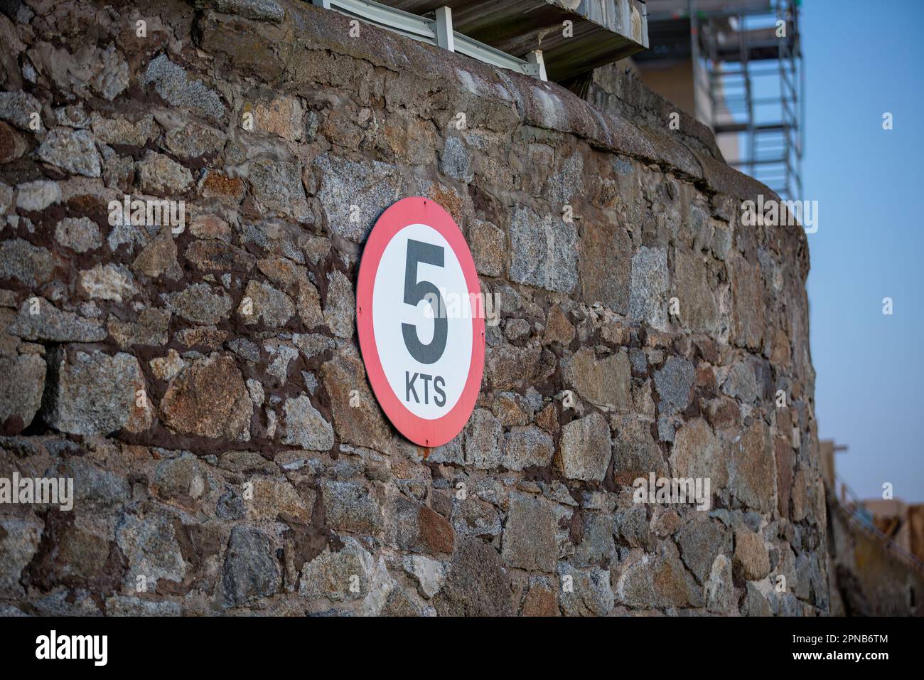 5 Knots nautical speed limit sign on harbour wall Stock Photo - Alamy