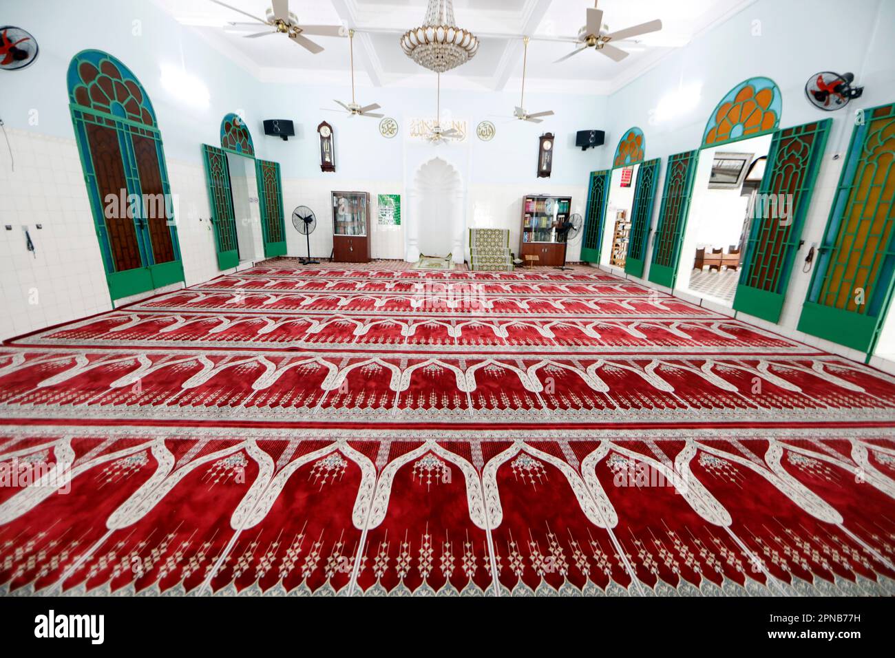 The central mosque prayer hall hi-res stock photography and images - Alamy