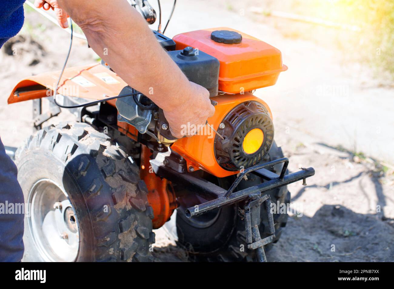 Manual start of the walk-behind tractor starter at the first start ...