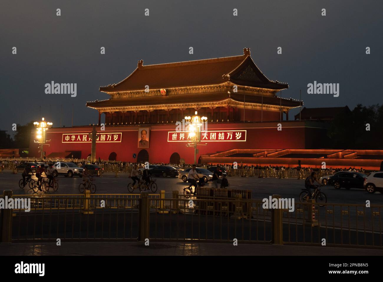 Gate of Heavenly Peace at night with the portrait of Mao Zedong at the ...