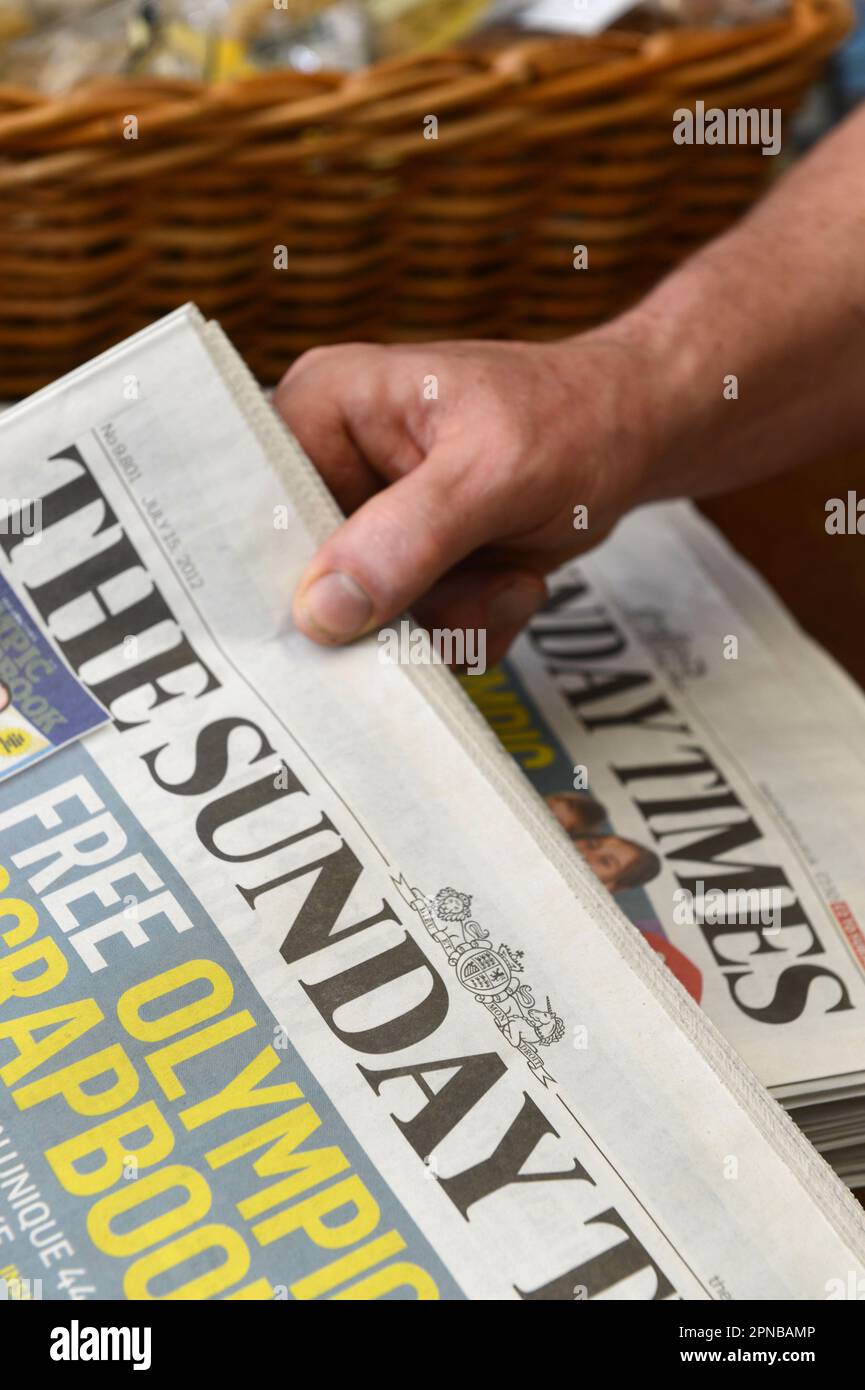 London street stack newspapers in hi-res stock photography and images ...