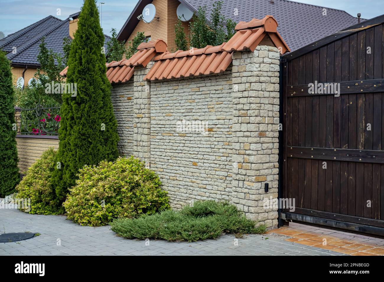 Border design brick wall fence hi-res stock photography and images - Alamy