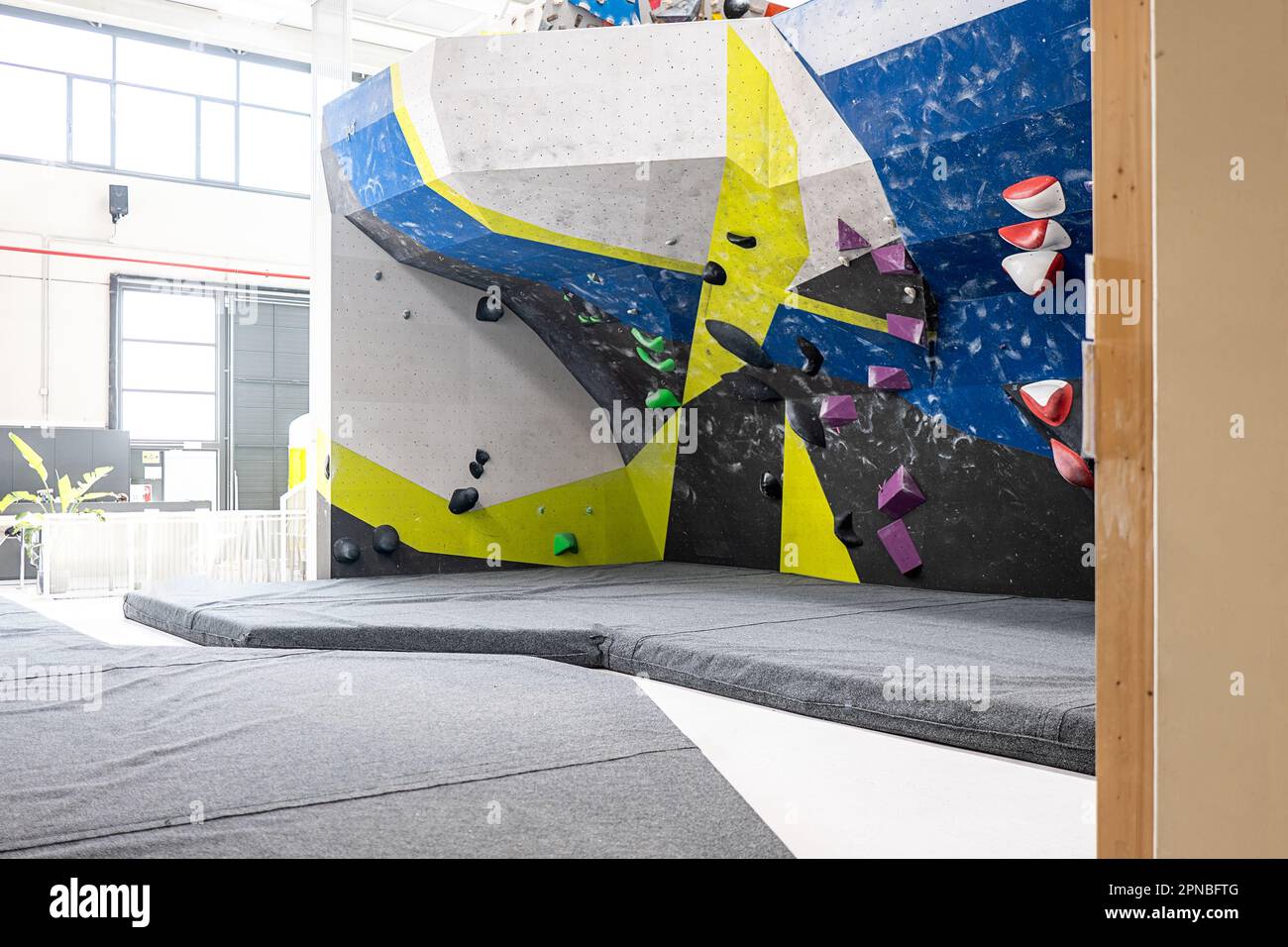 Free climbing overhang hi-res stock photography and images - Alamy