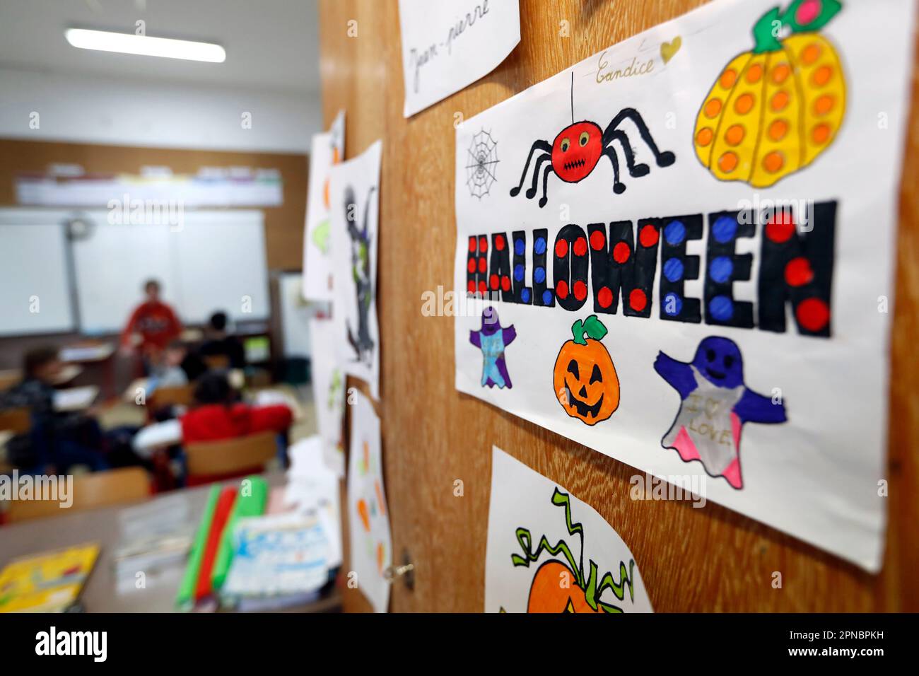 Child in classroom france hi-res stock photography and images - Alamy