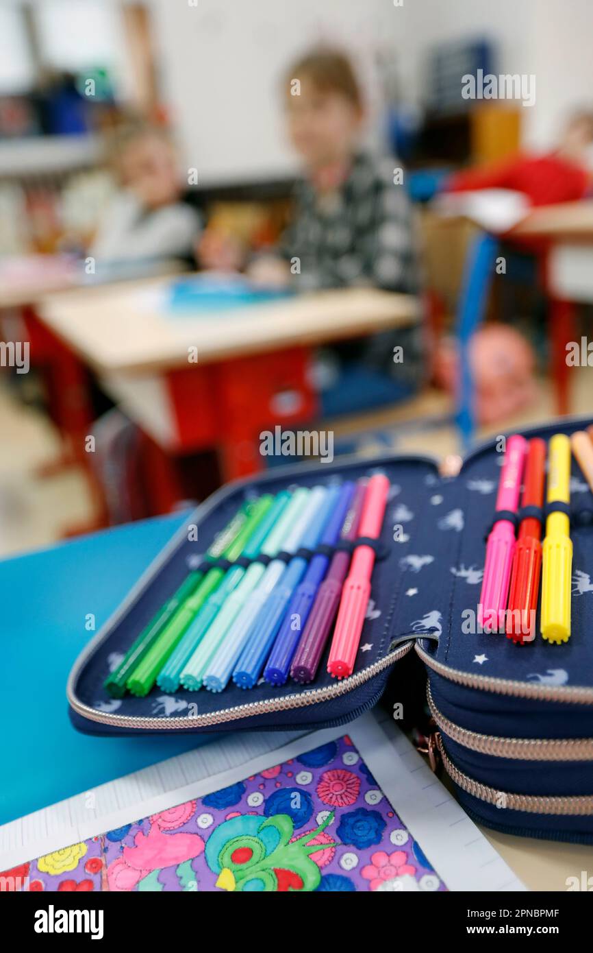 France child primary school hi-res stock photography and images - Alamy