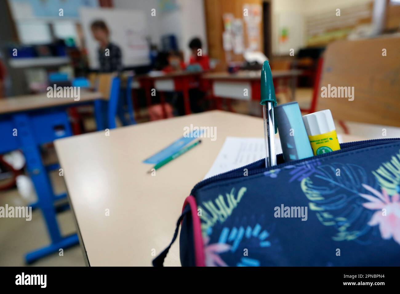 Child in classroom france hi-res stock photography and images - Alamy