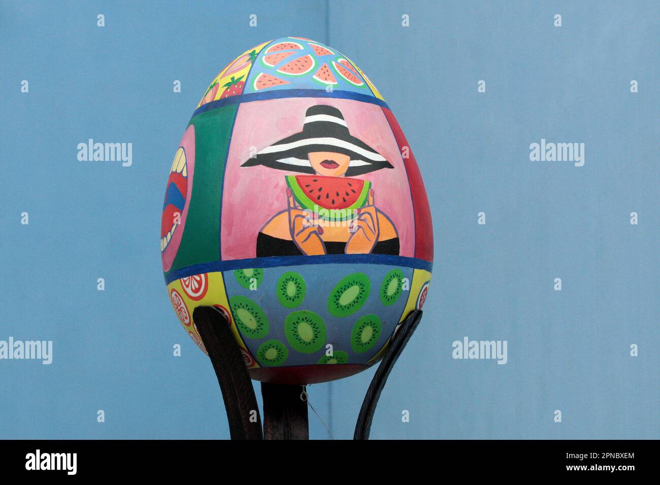 Non Exclusive: KYIV, UKRAINE - APRIL 15, 2023 - A 1m-tall Easter egg is ...