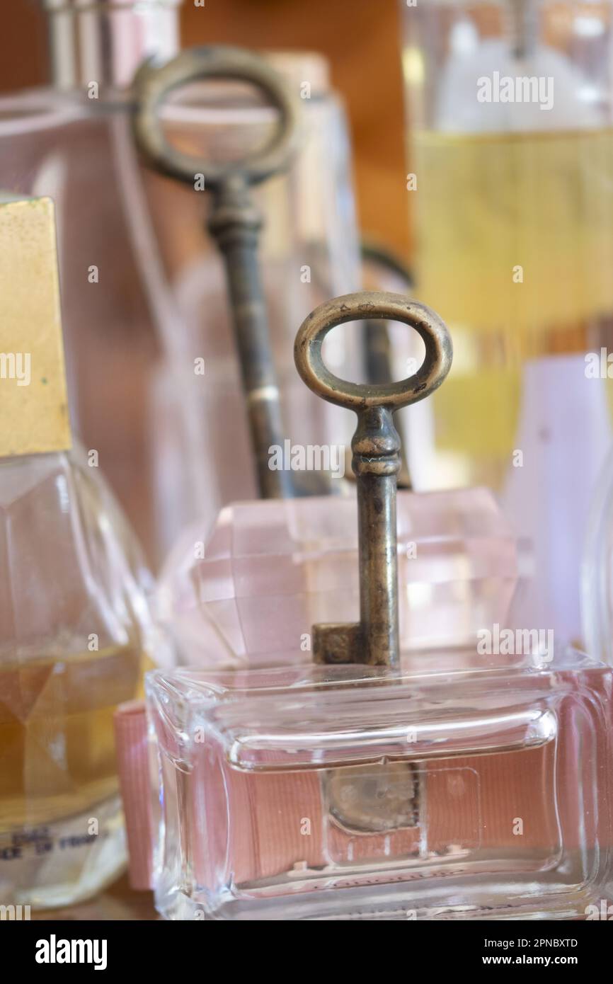 Old brass key hi-res stock photography and images - Alamy