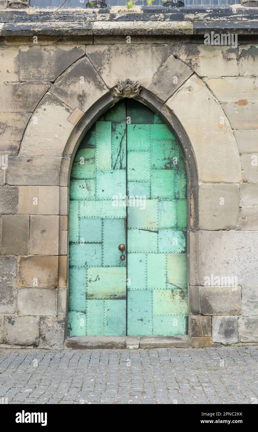 Side arch entry hi-res stock photography and images - Alamy