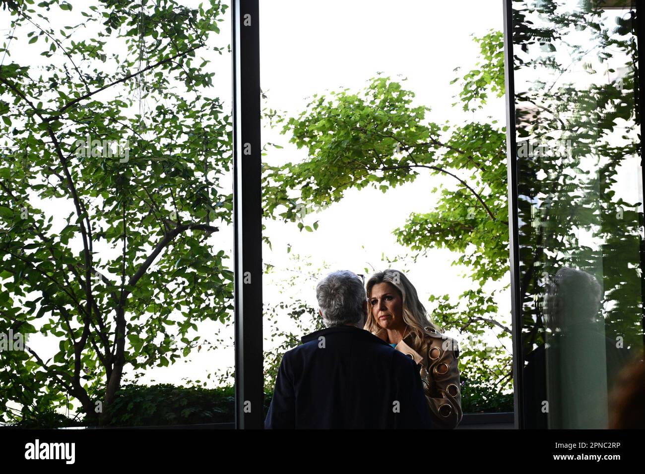 Queen Maxima of the Netherlands talks with Italian designer Stefano ...