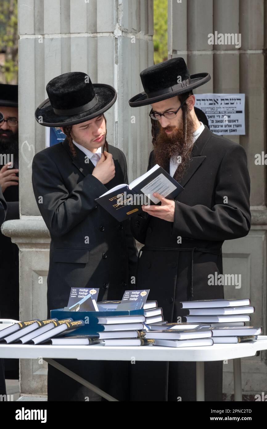 Sharing book hi-res stock photography and images - Alamy