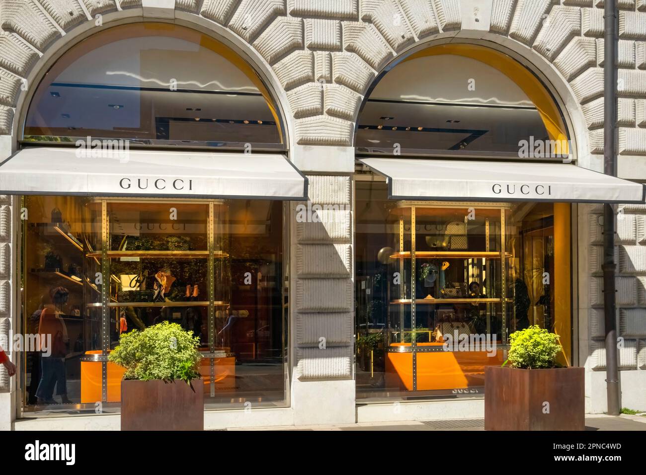 Gucci store front 2023 hi-res stock photography and images - Alamy