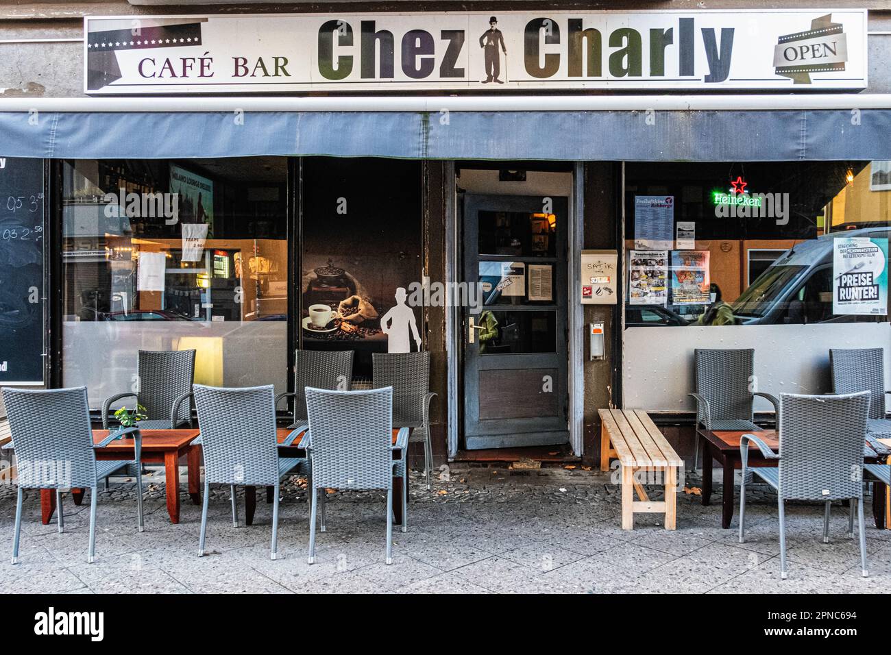 Traditional old tavern exterior view hi-res stock photography and ...