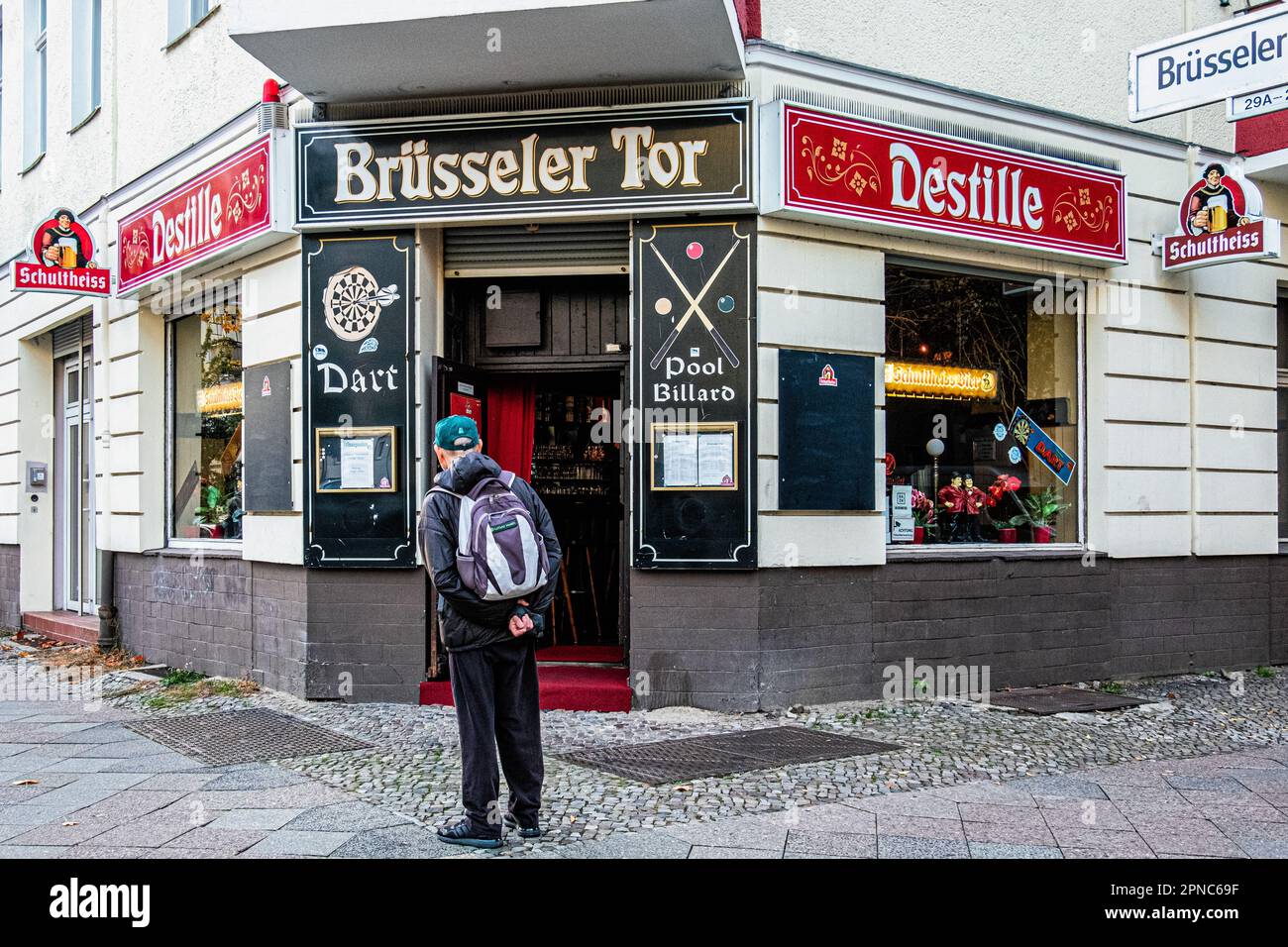 Traditional old tavern exterior view hi-res stock photography and ...