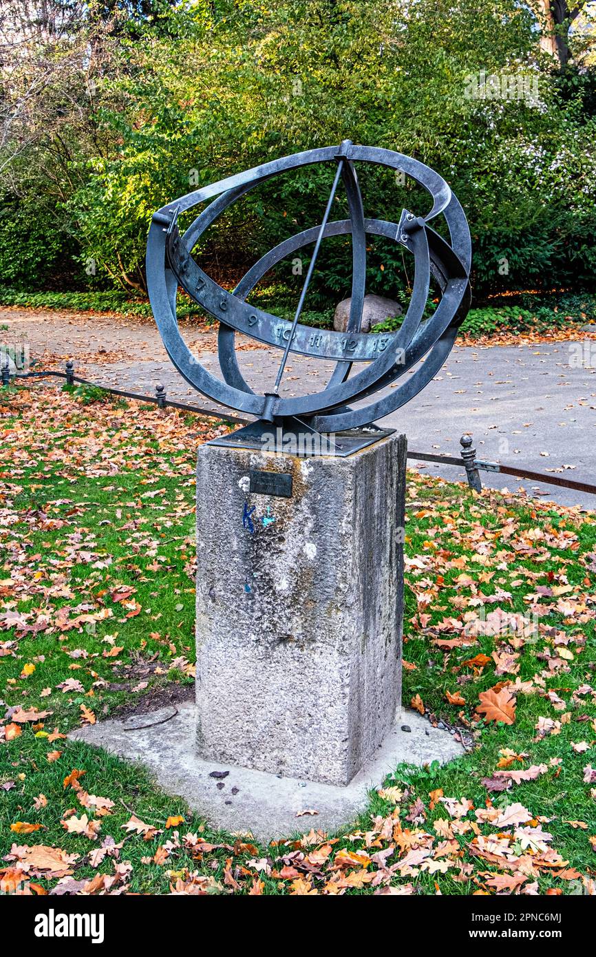 Sundial sculpture in English Garden, Sonnenuhr 1987, Altonaer Straße 2a ...